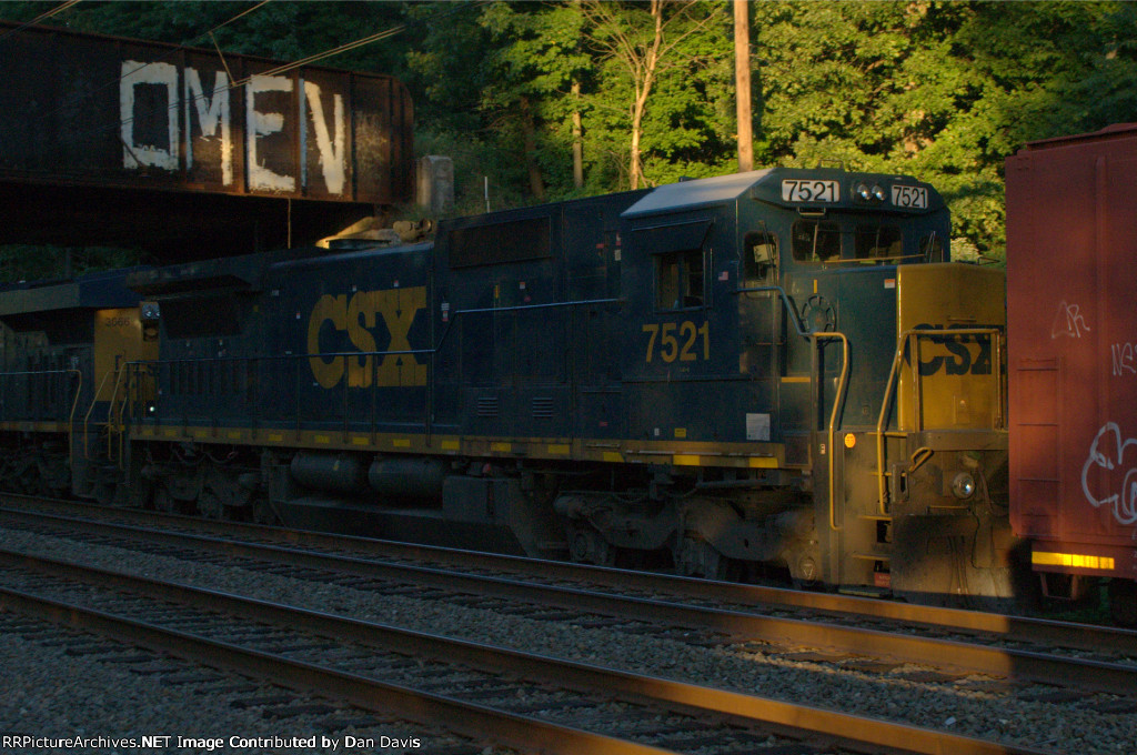 CSX C40-8 7521 in YN3 paint trails on Q438-16
